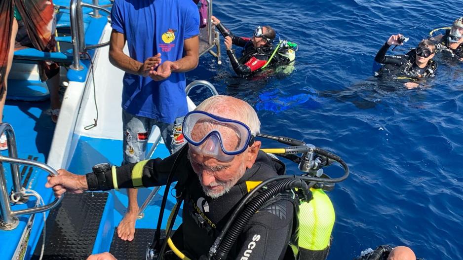 To 'κανε ξανά ο γηραιότερος δύτης στον κόσμο...Γιόρτασε τα 96α γενέθλια ...