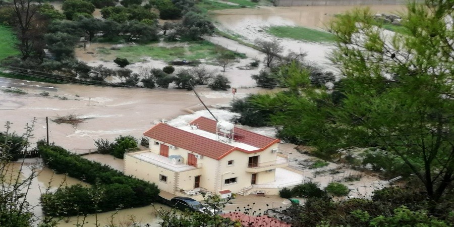 Άντρας αρνείται να εγκαταλείψει πλημμυρισμένο σπίτι στην Καλαβασό (pics ...