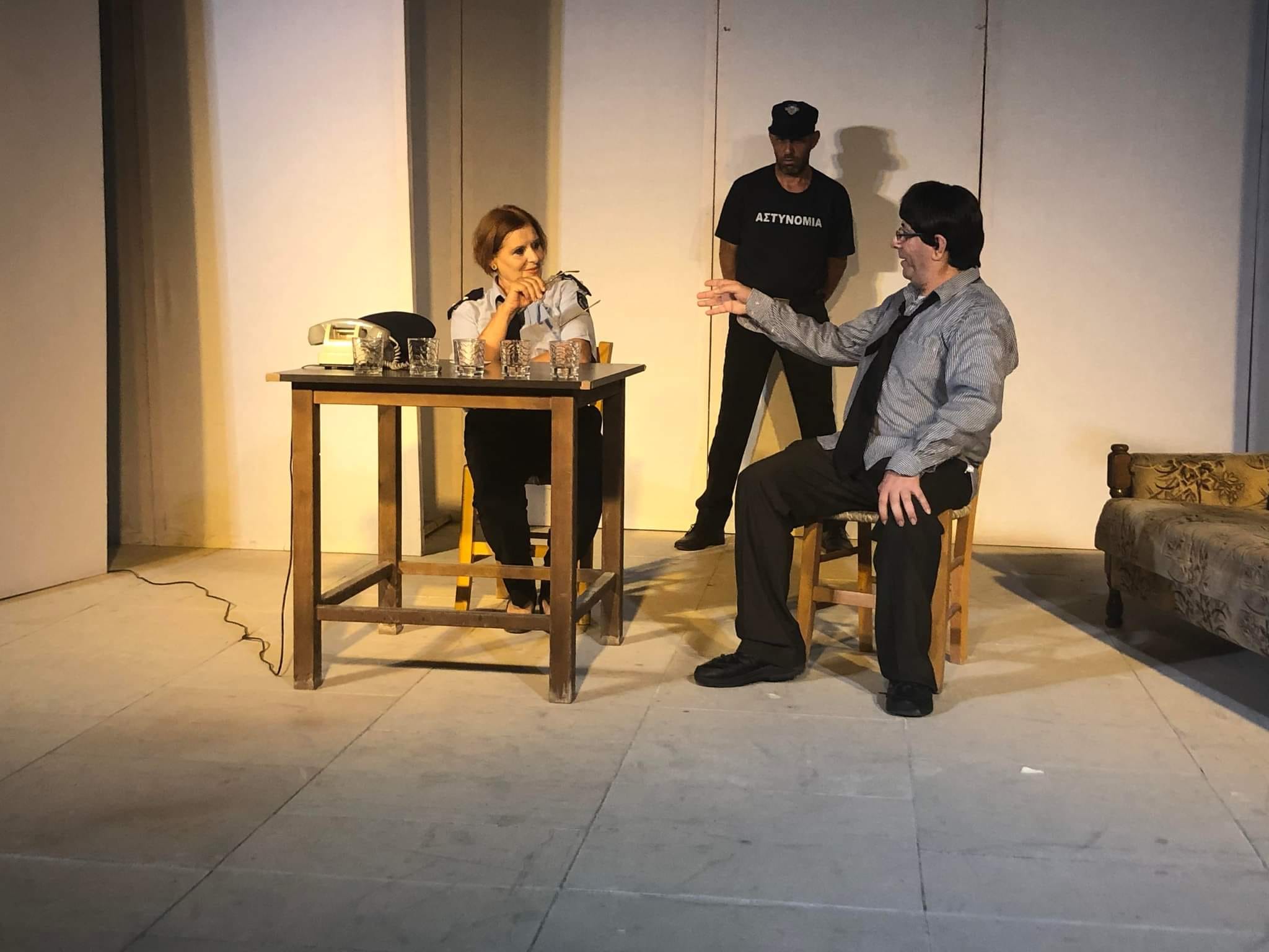 Η θεατρική παράσταση «Φωνάζει ο Κλέφτης» του Δημήτρη Ψαθά στη Λάρνακα ...