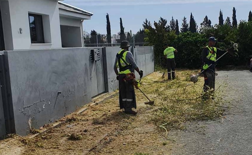 Ο Δήμος Λάρνακας ξεκινά εκστρατεία καθαρισμού χόρτων με σύνθημα για μια ...