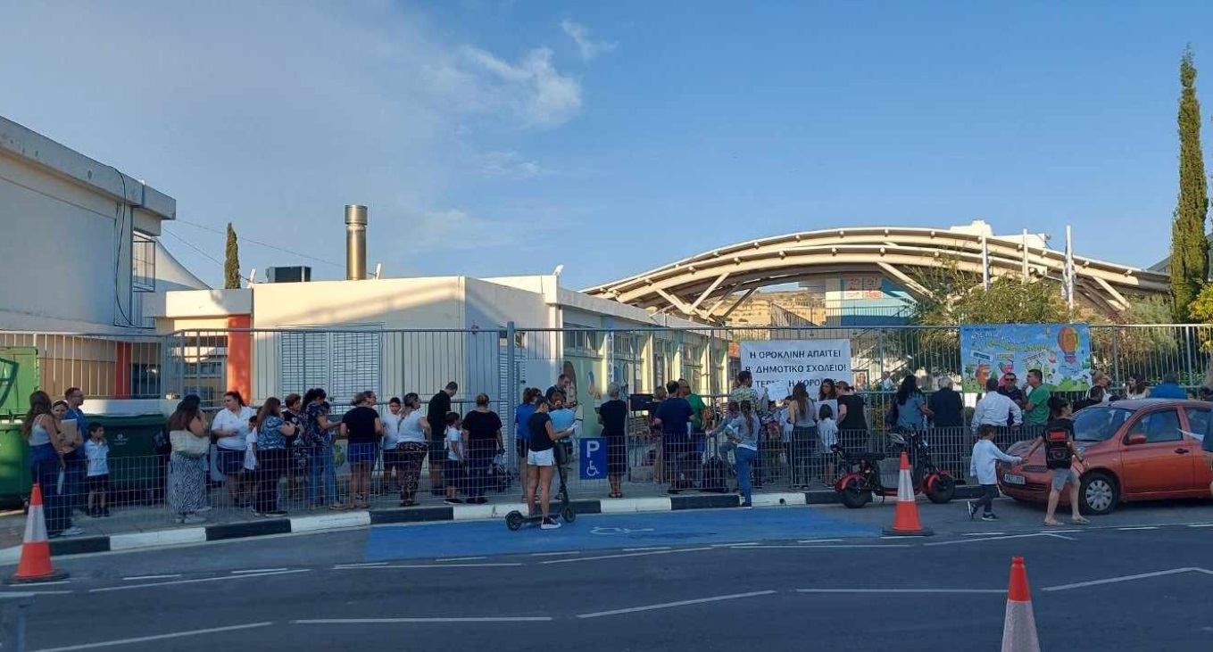 «Τέρμα η κοροϊδία» φώναξαν γονείς και μαθητές του Δημοτικού Σχολείου ...