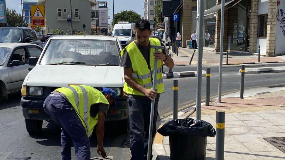 Ο Δήμος Λάρνακας και ο ΕΟΑΛ καθαρίζουν τα συστήματα των όμβριων υδάτων ...
