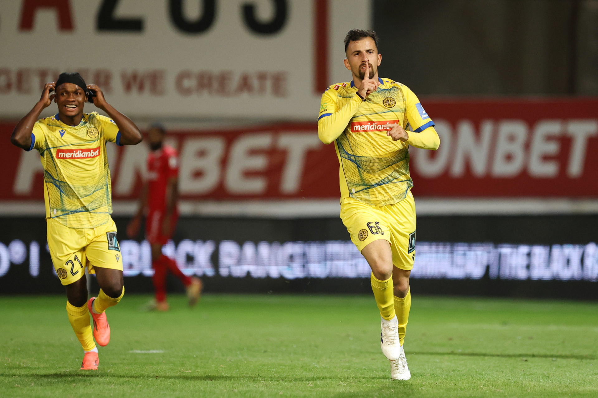 Νέα Σαλαμίνα – ΑΕΛ 0-2: Βρυχήθηκε στις καθυστερήσεις και πήρε σπουδαίο ...