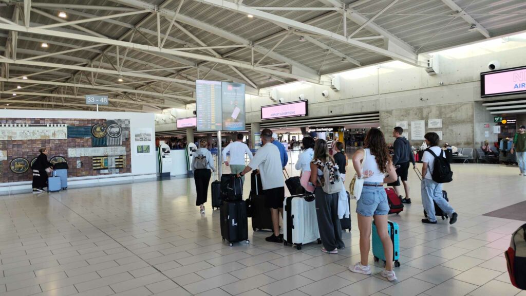 Εκτροπή πτήσεων: Εκατοντάδες άτομα διανυκτέρευσαν στο αεροδρόμιο ...