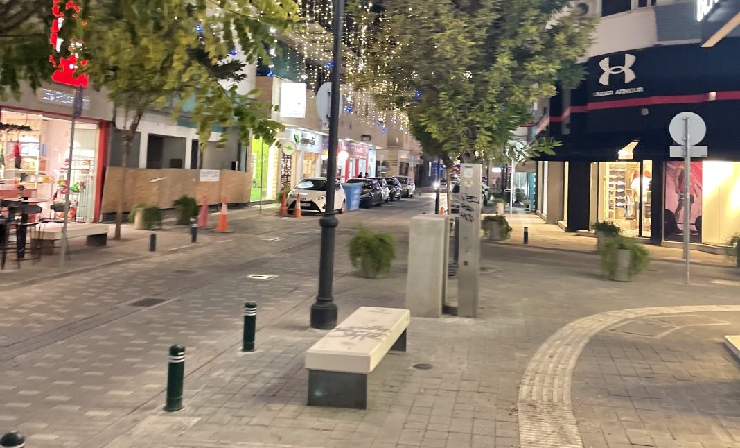 ΤΟ 24Η στην «έρημη» ΕΡΜΟΥ στη ΛΑΡΝΑΚΑ, άδειο από κόσμο το κέντρο, με τα ...